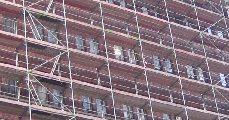 Easy scaffold access with scaffolding ladder platforms